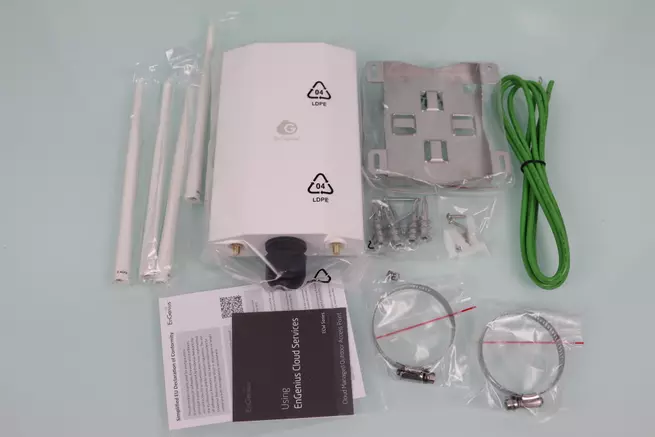 EnGenius ECW260 Pwofesyonèl AP Box Contents