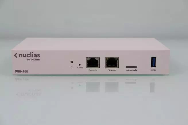 יציאת Gigabit, קונסולה, מיקרו SD ו-USB של בקר ה-WiFi D-Link DNH-100