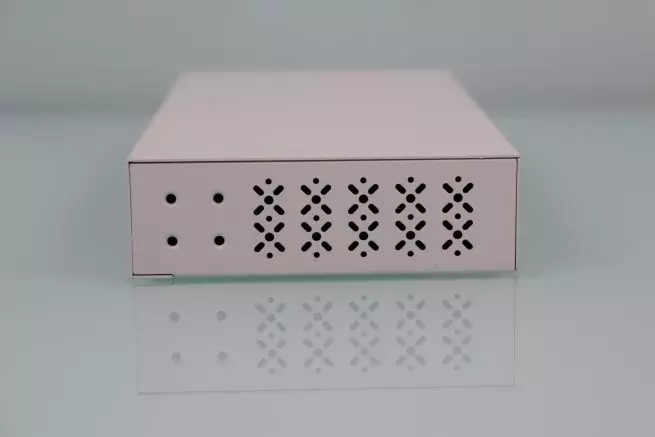 D-Link DNH-100 WiFi 控制器右側