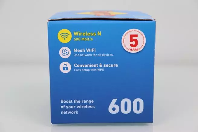 Wi-Fi රිපීටරයේ AVM FRITZ! Repeater 600 පෙට්ටියේ දකුණු පැත්ත