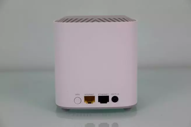 ດ້ານຫຼັງຂອງລະບົບ D-Link COVR-X1862 mesh WiFi