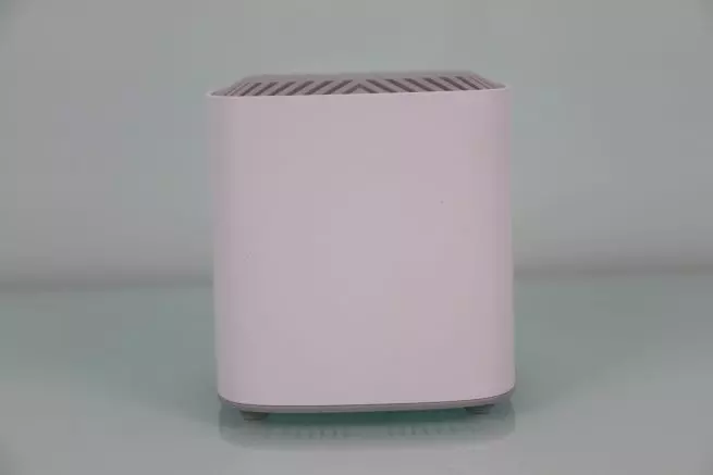 Lénks Säit vun WiFi Mesh gemaach D-Link COVR-X1862