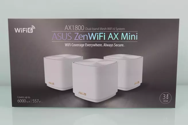 Pohled zepředu na pouzdro systému ASUS ZenWiFi AX Mini XD4 Mesh WiFi