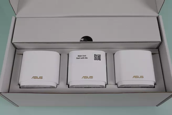 Детално погледнете ја внатрешноста на ASUS ZenWiFi AX Mini XD4 Mesh WiFi системската кутија