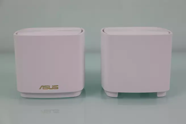 Vista dos dous nodos AiMesh do sistema ASUS ZenWiFi AX Mini XD4 WiFI Mesh