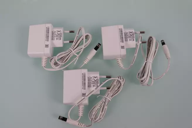 ASUS ZenWiFi AC Mini CD6 торлы WiFi жүйесінің қуат трансформаторының көрінісі