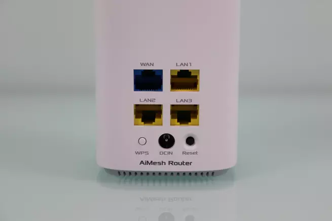 ASUS ZenWiFi AC Mini CD6 торлы WiFi жүйесінің гигабит порттарының, түймелерінің және қосқыштарының көрінісі