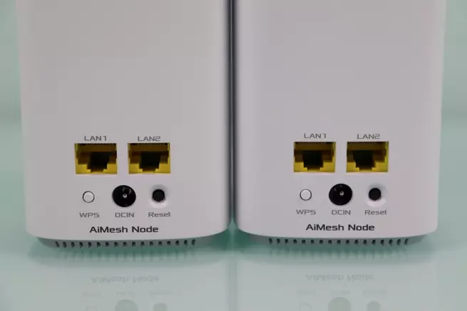 ASUS ZenWiFi AC Mini CD6 торлы WiFi жүйесінің Gigabit Ethernet порттарының, түймелерінің және қосқышының көрінісі