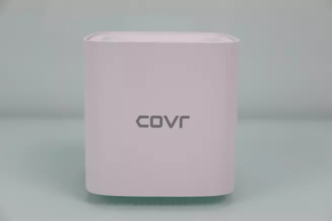 Vorderseite des WiFi Mesh D-Link COVR-1103-Systems mit dem Logo