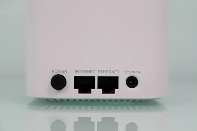 Port dan tombol gigabit dari sistem WiFi mesh D-Link COVR-1103