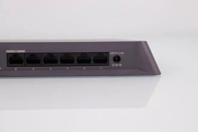 Portên 2.5G Multigigabit û girêdana hêzê ya D-Link DMS-106XT