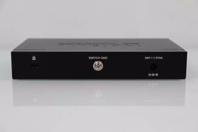 Baksiden av D-Link DGS-1100-08PV2 Managed Switch