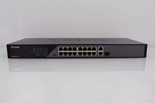 Kuyang'ana kutsogolo kwa D-Link DSS-100E-18P switch yosayendetsedwa