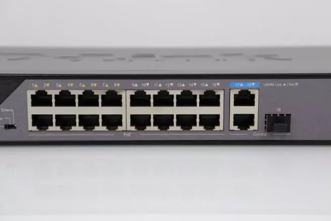 Jereo ny seranana Fast-Ethernet rehetra an'ny switch D-Link DSS-100E-18P