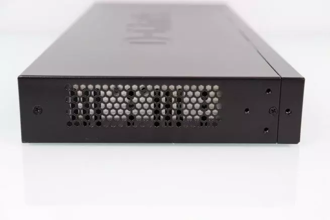 Изглед отляво на D-Link DSS-100E-18P Unmanaged Switch