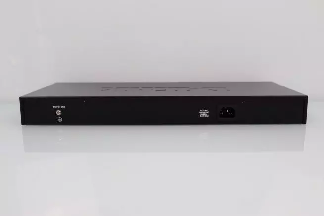 D-Link DSS-100E-18P ස්විචයේ පසුපස දර්ශනය විස්තරාත්මකව