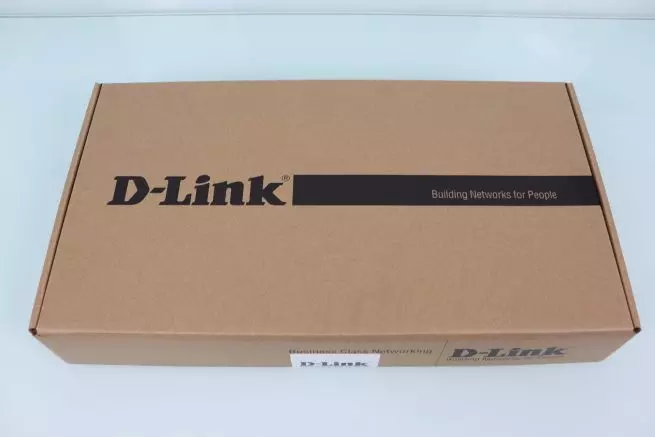 D-Link DSS-100E-18P කළමනාකරණය නොකළ ස්විච් පෙට්ටියේ ඉදිරිපස දසුන