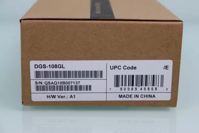 ទិដ្ឋភាពខាងស្តាំនៃកុងតាក់ D-Link DGS-108GL