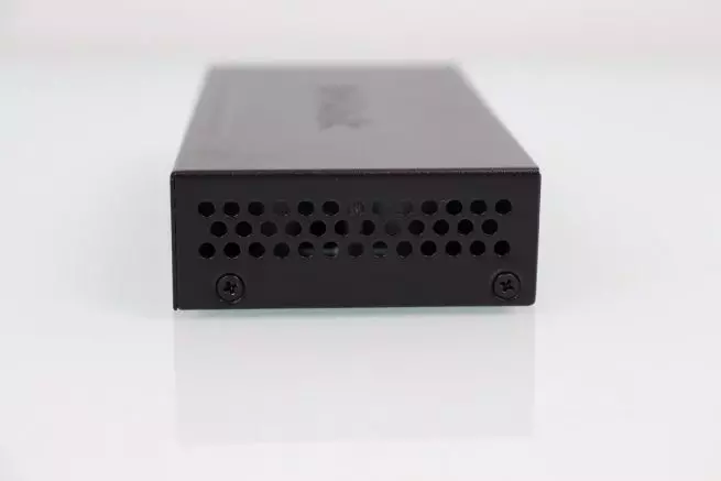 D-Link DGS-108GL スイッチの右側面図