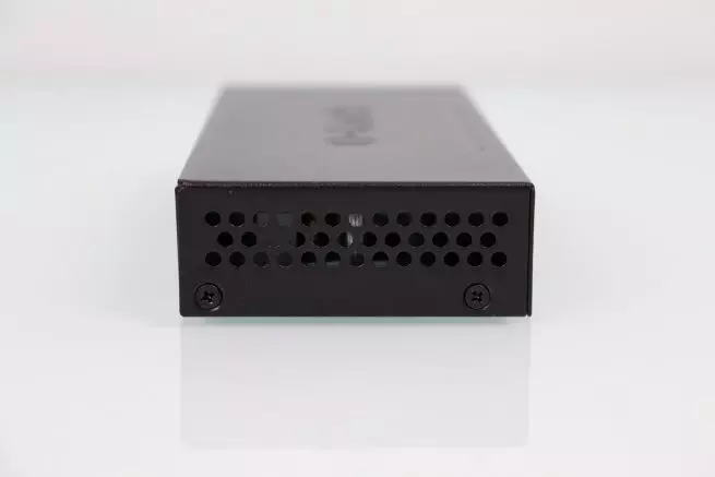 D-Link DGS-108GL スイッチの左側面図