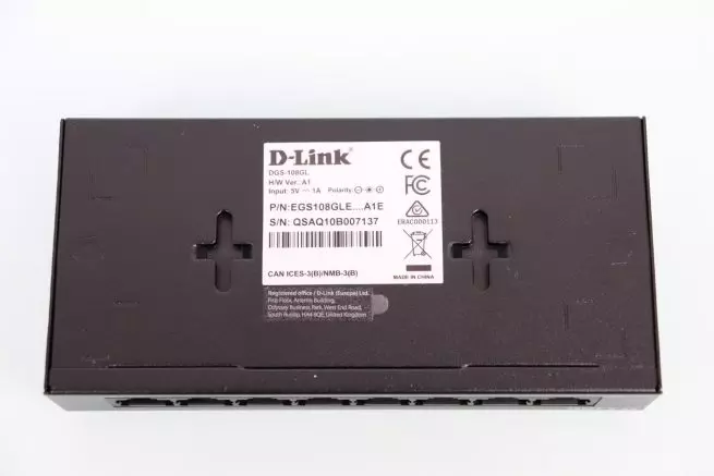 D-Link DGS-108GL スイッチの底面図