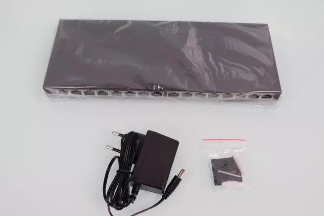 D-Link DGS-1016S Switch Box Contents