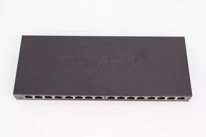 Supra vido de la neadministrita ŝaltilo D-Link DGS-1016S