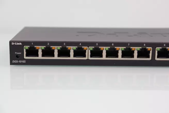 Vido de la Gigabit Ethernet-havenoj de la D-Link DGS-1016S-ŝaltilo