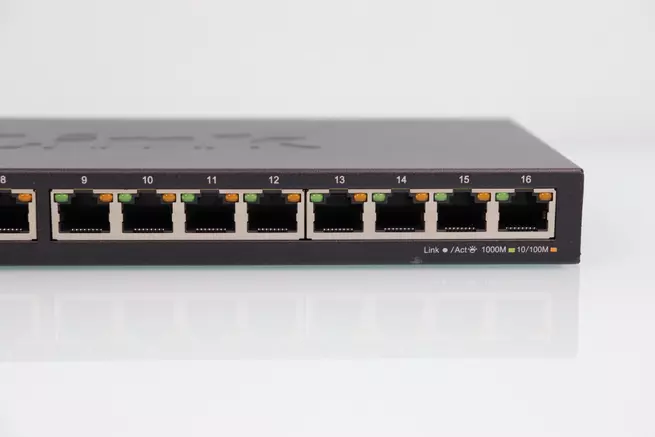 Vido de la Gigabit Ethernet-havenoj de la D-Link DGS-1016S-ŝaltilo