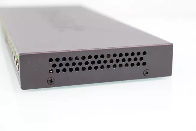 D-Link DGS-1016S スイッチの右側面図