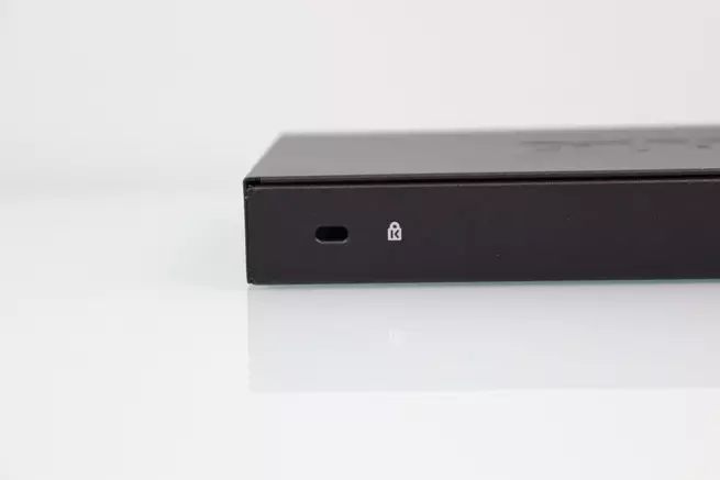 D-Link DGS-1016S スイッチの Kensington コネクタの図