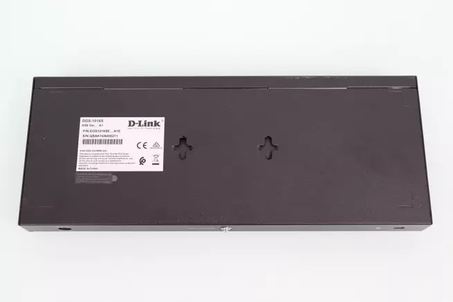 D-Link DGS-1016S アンマネージド スイッチの底面図