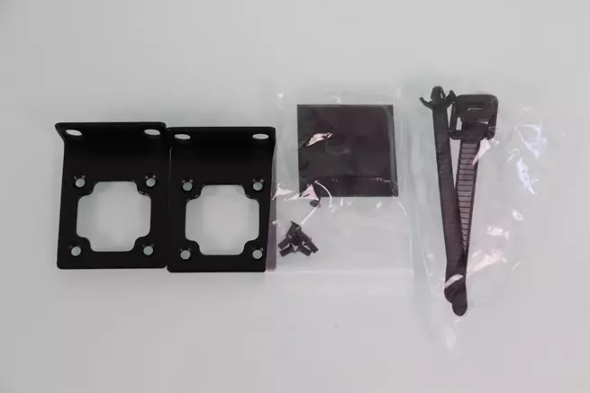 D-Link DGS-1520-28MP L3 Switch Rack Brackets, Pads, ug Power Retainer