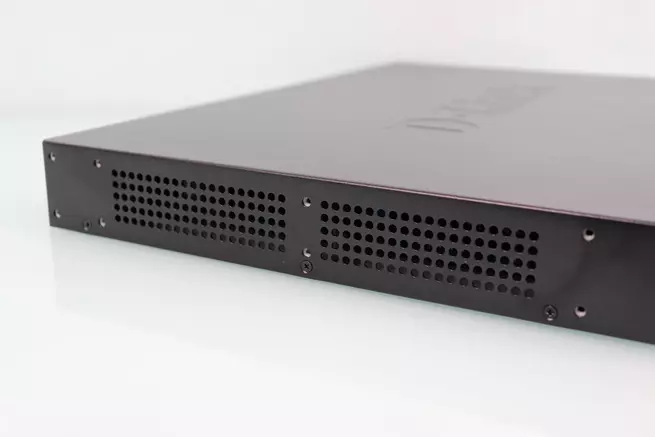 D-Link DGS-1520-28MP L3 スイッチ左側、通気口付き