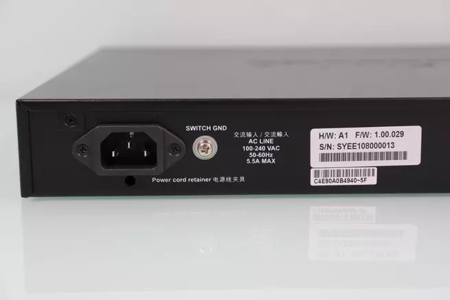 D-Link DGS-1520-28MP 주 전원 공급 장치 및 접지