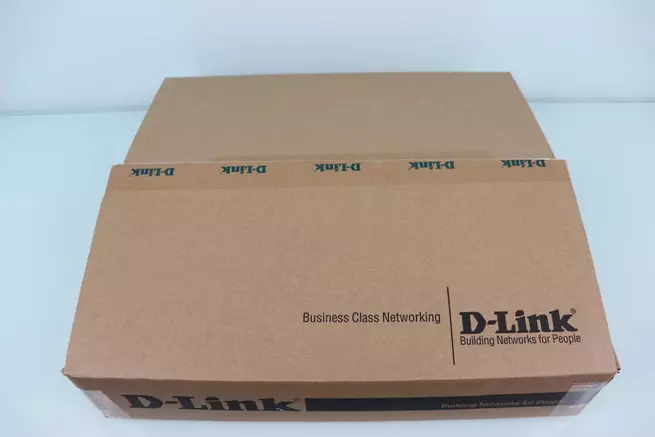 D-Link DGS-1520-28MP L3 スイッチ ボックス フロント