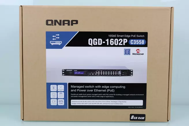 Hareupeun kotak switch QNAP QGD-1602P di jéntré