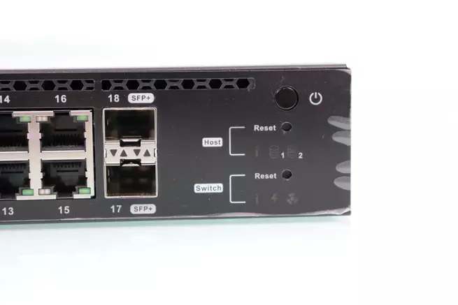 QNAP QGD-1602P Switch SFP+ tengi og QSS og HOST stöðu