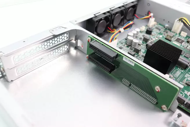 QNAP QGD-1602P स्विच PCIe 3.0 x4 पोर्टहरू विस्तृत रूपमा