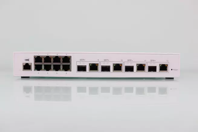 QNAP QSW-M408-4C L2 Managed Switch Vorderseite im Detail