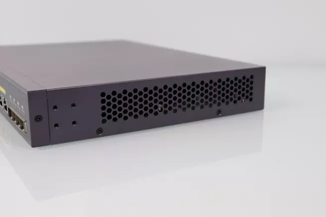 Tuo nga kilid sa EnGenius ECS2512FP Multigigabit switch