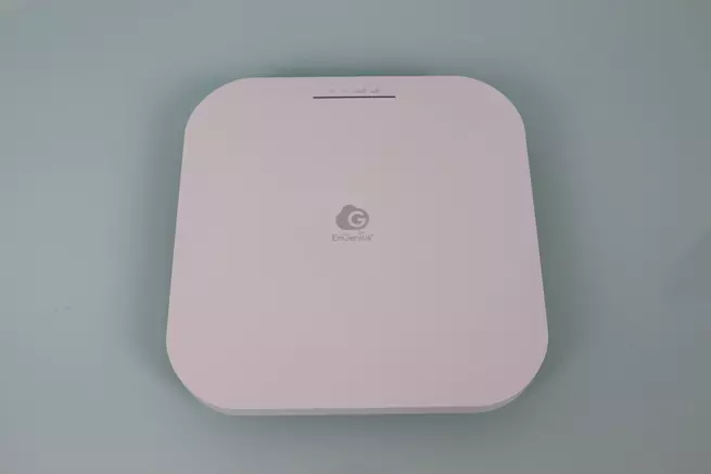 Os comhair an AP gairmiúil le WiFi 6 EnGenius ECW230