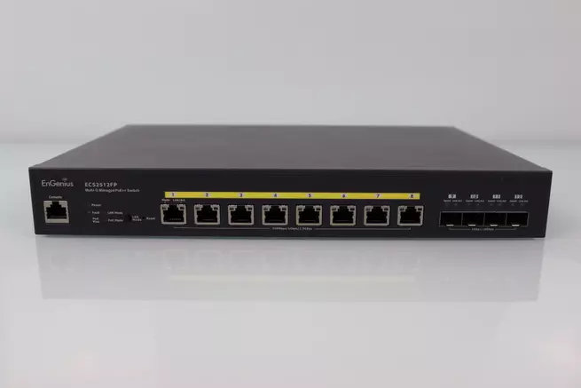 EnGenius ECS2512FP wyklýuçateliniň köpugitli we SFP + portlary