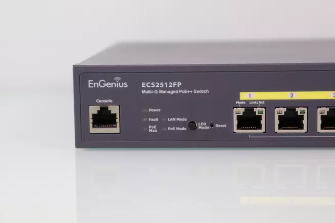 LED de estado e porto de consola EnGenius ECS2512FP RJ-45