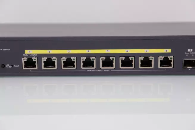 EnGenius ECS2512FP Hloov Multigigabit Ports nrog PoE ++