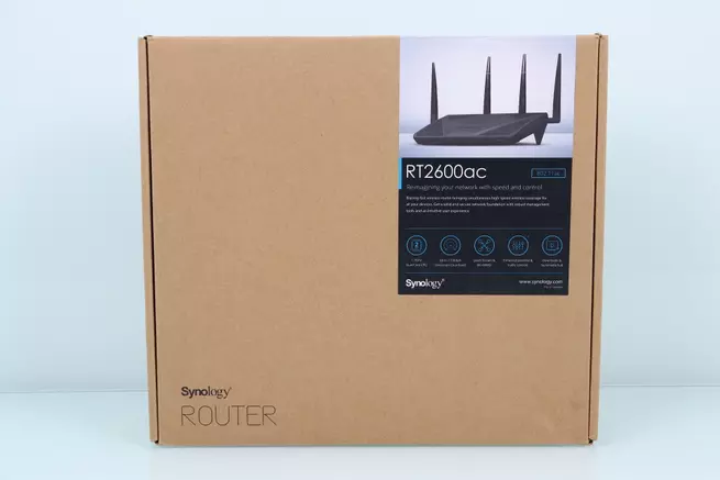 Mbele ya kisanduku kwa undani wa kipanga njia cha Synology RT2600ac