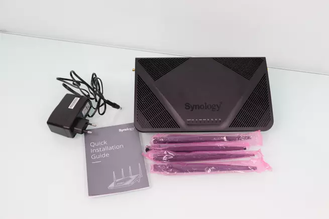 Synology RT2600ac router doboz tartalma