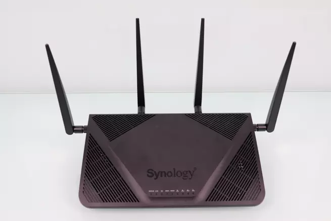 Synology RT2600ac திசைவியின் மேல் பகுதி