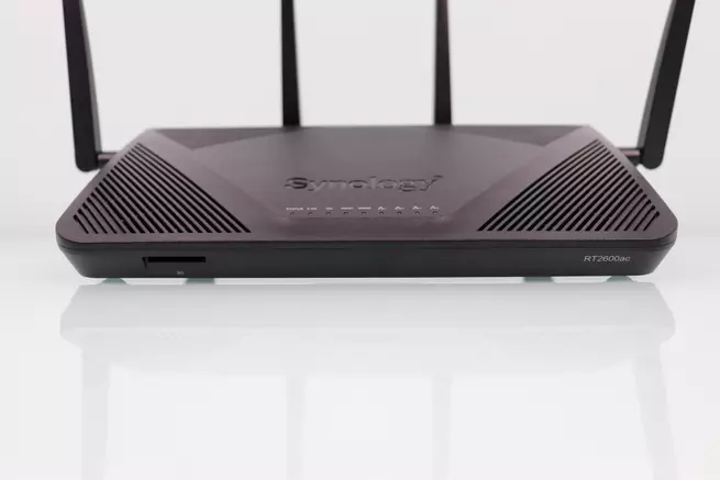 Synology RT2600ac eneo la mbele la kipanga njia