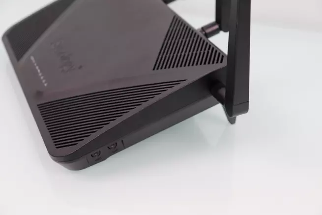 Synology RT2600ac 路由器右侧